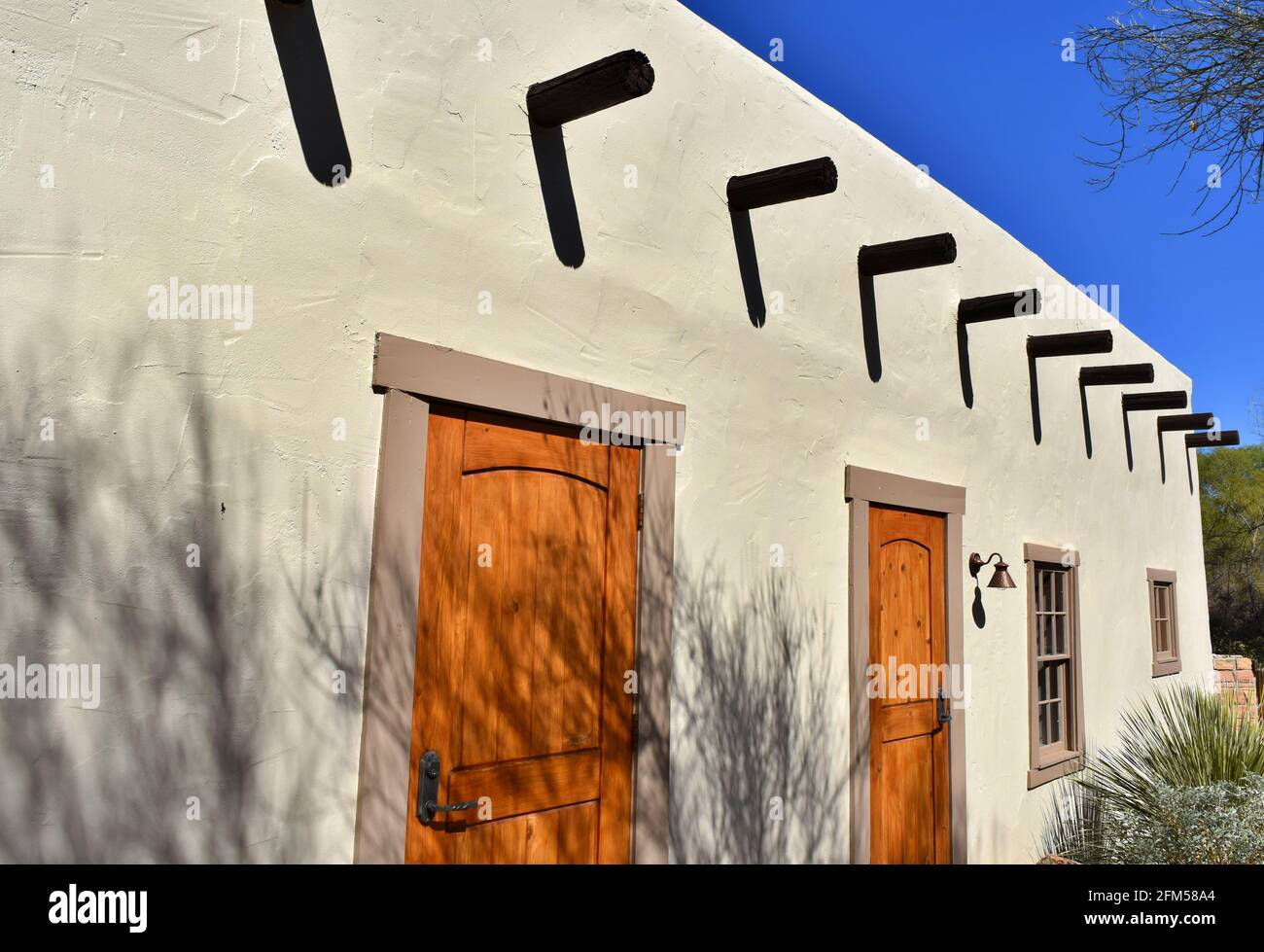 A southwestern style adobe building Stock Photo - Alamy