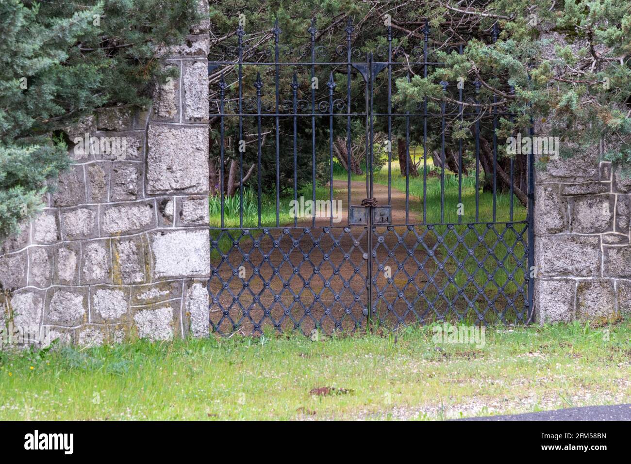 Metal rail of a gate hi-res stock photography and images - Alamy