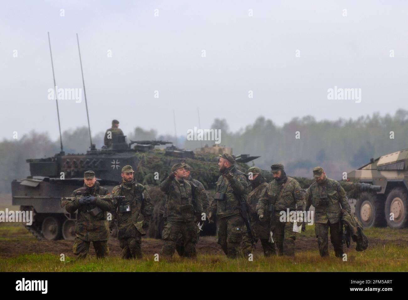 06 May 2021, Saxony-Anhalt, Letzlingen: Soldiers of Tank Battalion 414 ...