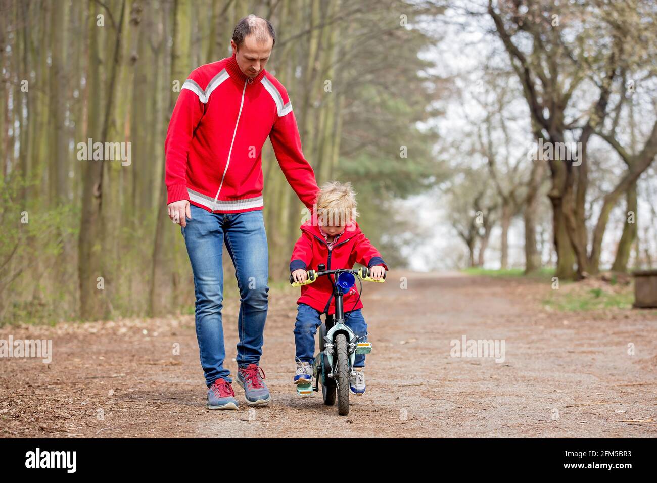 Learning to ride a bike siblings hi-res stock photography and images ...