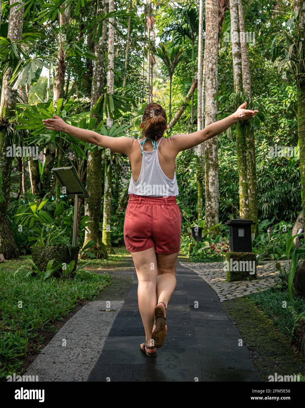 Arms spread wide hi-res stock photography and images - Alamy