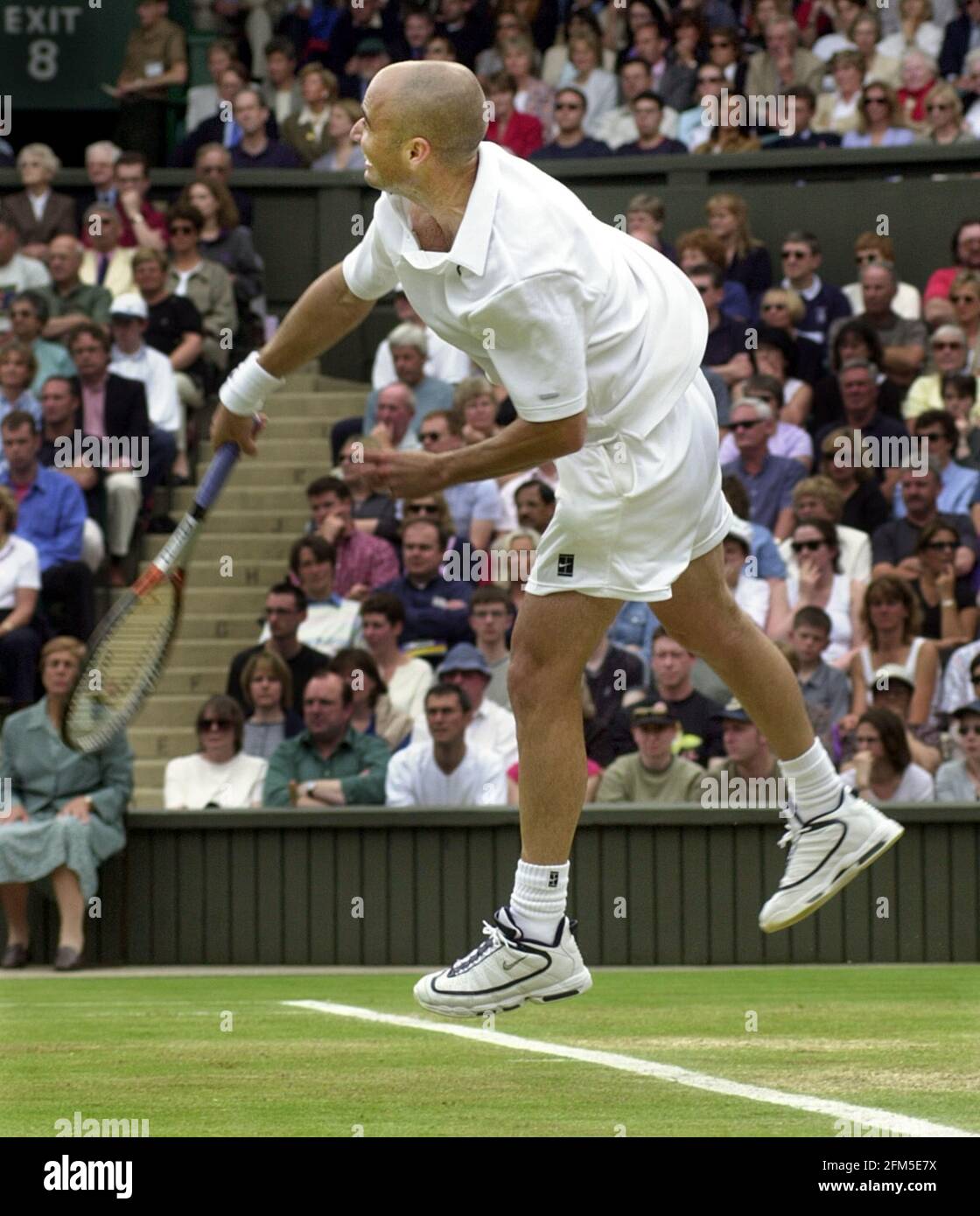 Andre agassi wimbledon 2000 hi-res stock photography and images - Alamy