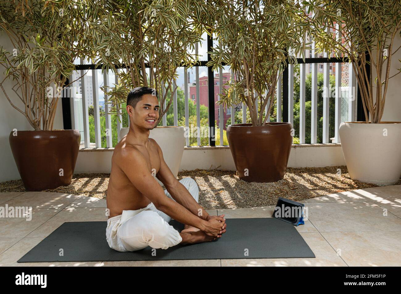 Butterfly position hi-res stock photography and images - Alamy