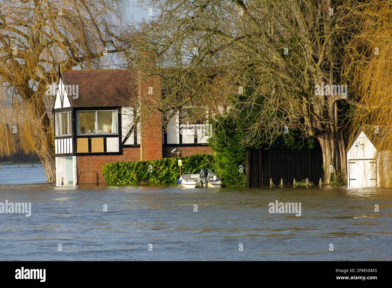 Cookham, Berkshire, UK. 2nd February, 2021. The River Thames bursts it ...