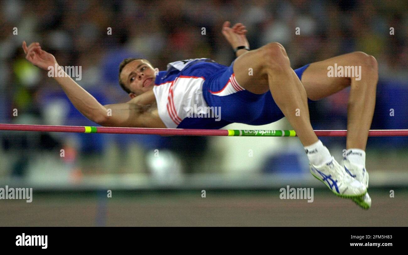 DEAN MACEY (GBR) DURING THE DEACTHLON LONG JUMP AT THE SYDNEY OLYMPICS ...