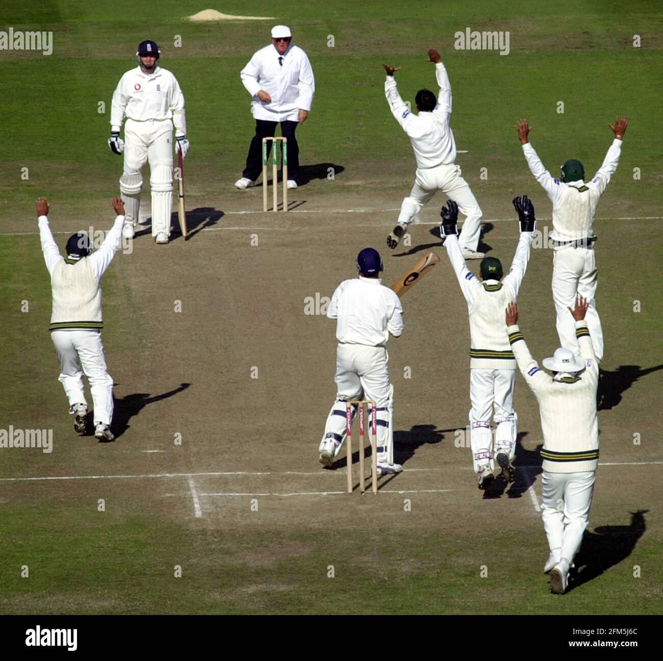 NOT OUT LBW JUNE 2001 CRICKET 2nd TEST ENGLAND V PAKISTAN Stock Photo ...