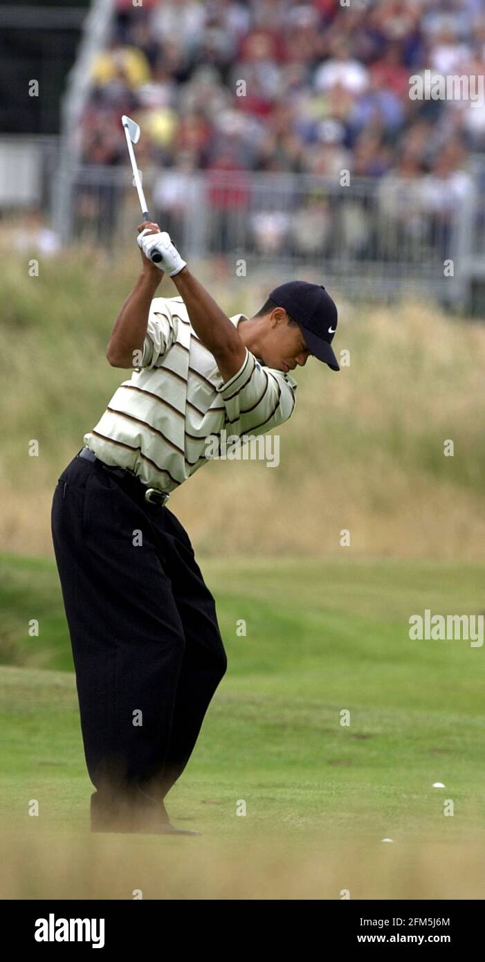 TIGER WOODS 2ND SHOT ON THE 4TH HOLE JUL 2001 BRITISH OPEN AT LYTHAM ...