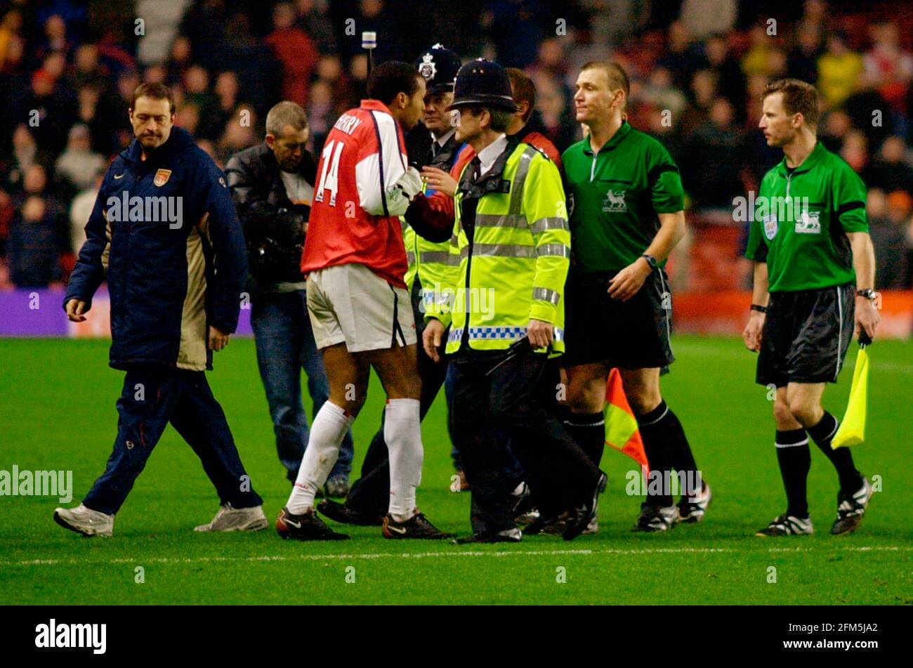 ARSENAL V NEWCASTLE 18/12/2001 HENRY AND REF AFTER THE MATCH PICTURE ...