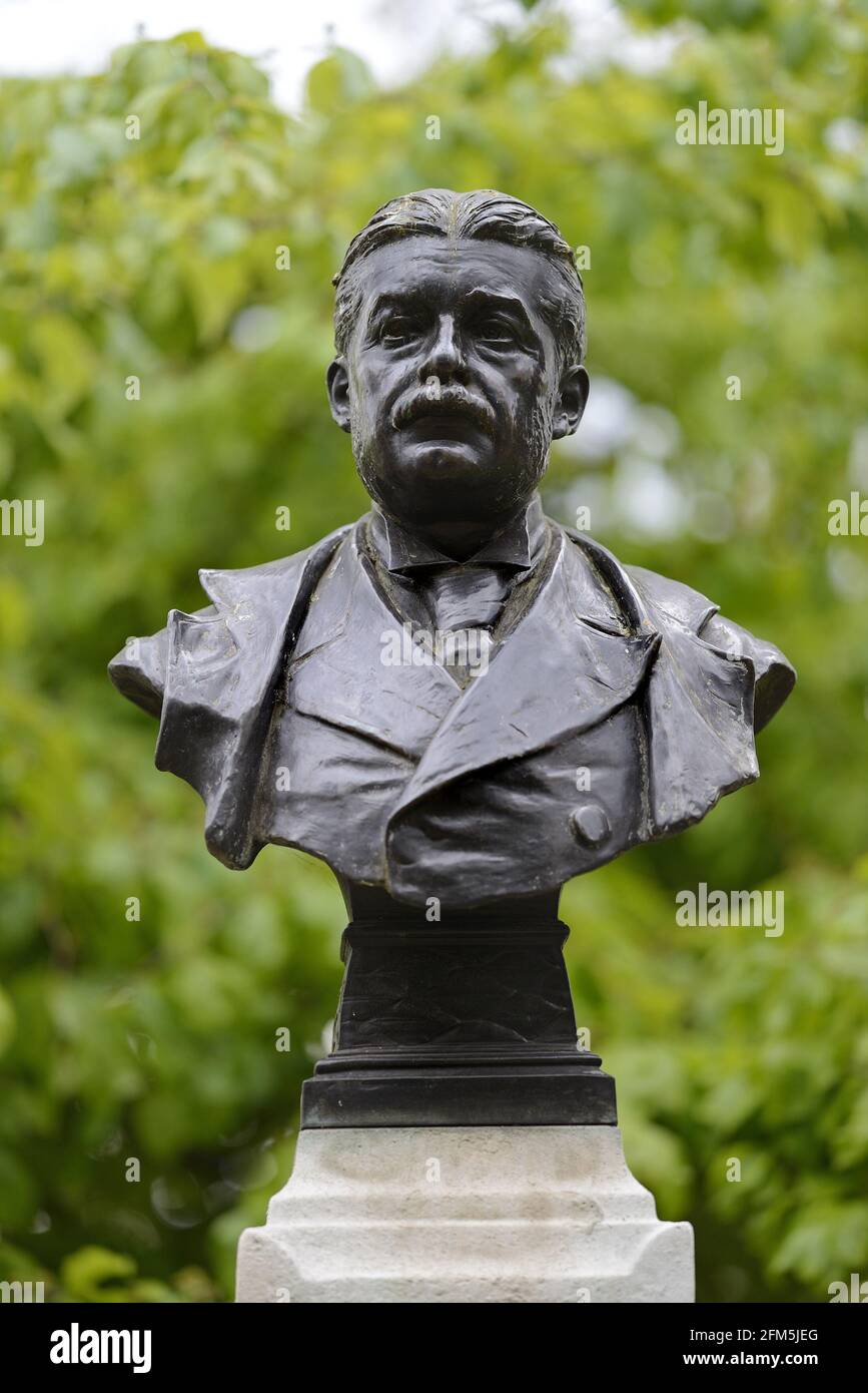 London, England, UK. Memorial (Sir William Goscombe John; 1903) to Sir ...