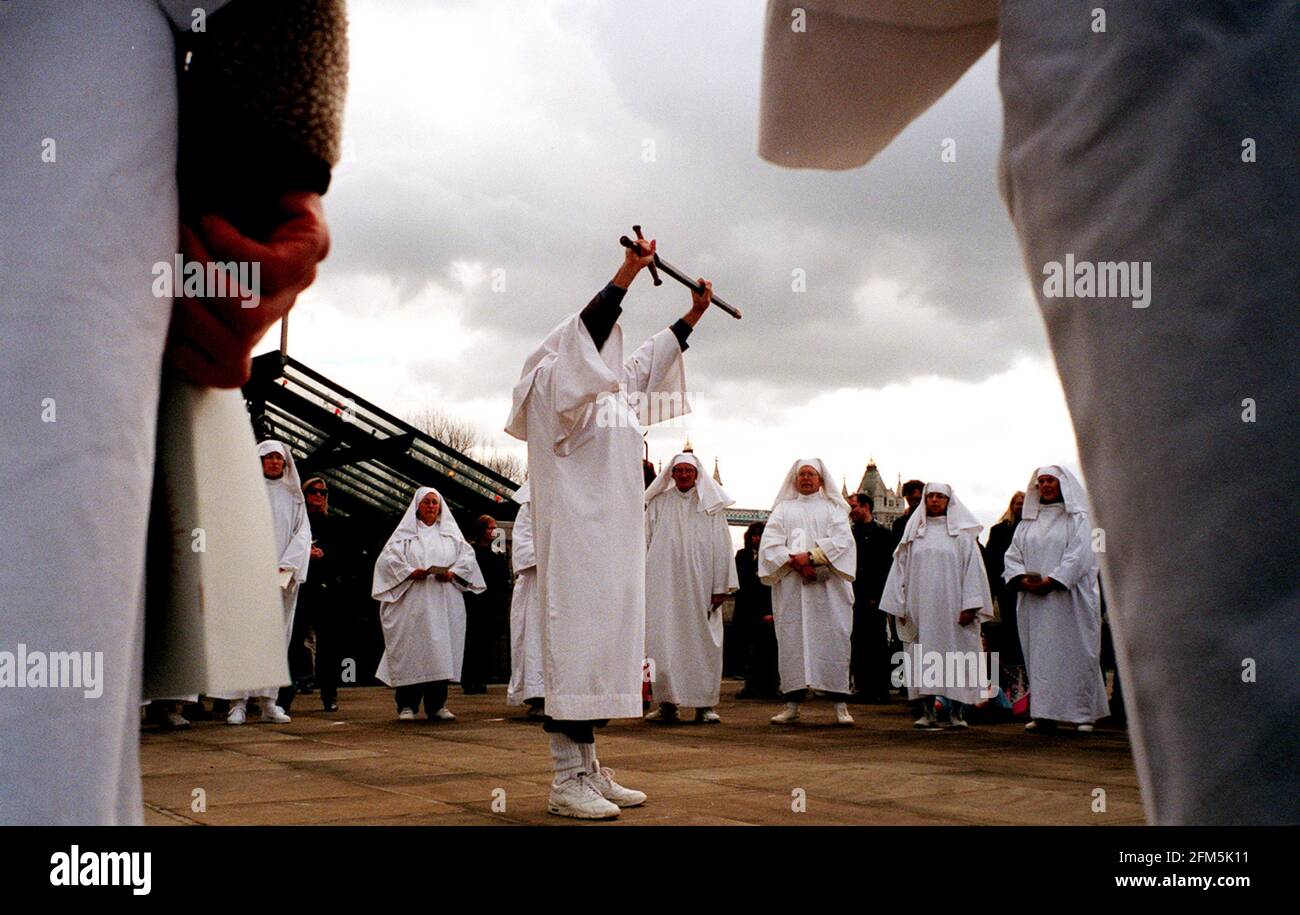 DRUIDS . THE DRUID ORDER PERFORMING THE SPRING EQUINOX CEREMONY ON ...