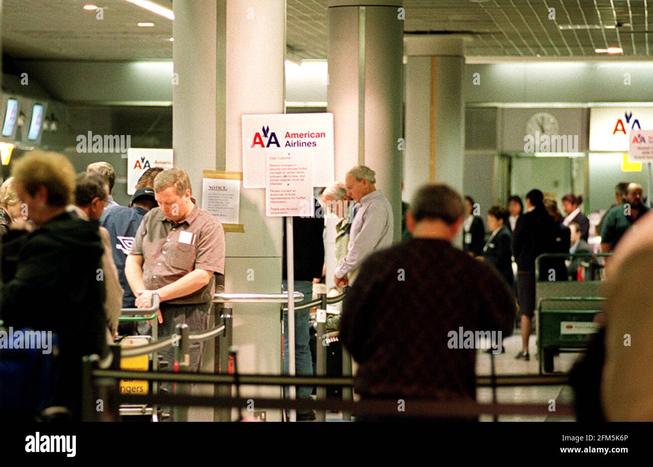 Heathrow terminal check in desks hi-res stock photography and images ...