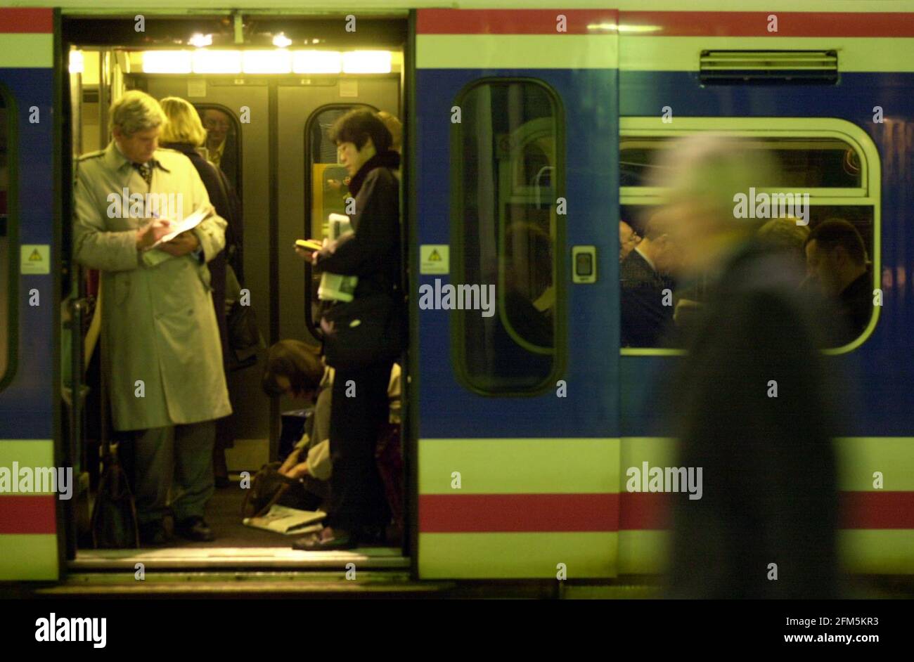 RUSH HOUR AT KINGS CROSS STATION THIS EVENING DEC 2000 Stock Photo - Alamy
