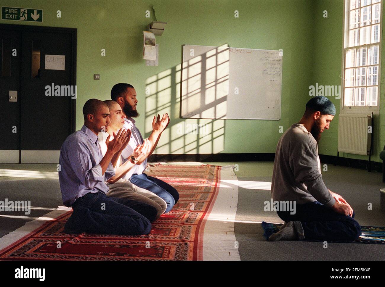 MUSLIM PRISONERS IN WANDSWORTH PRISON FEB 2001 PRAYING IN THE PRISON ...