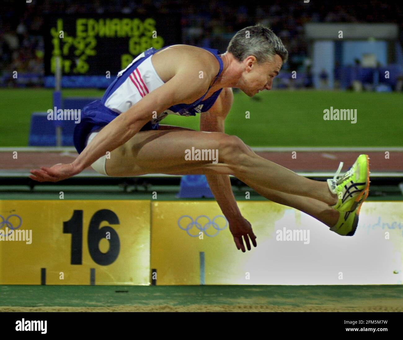 ATHLETICS MENS TRIPLE JUMP JOHNATHAN EDWARDS WINNING JUMP Stock Photo ...