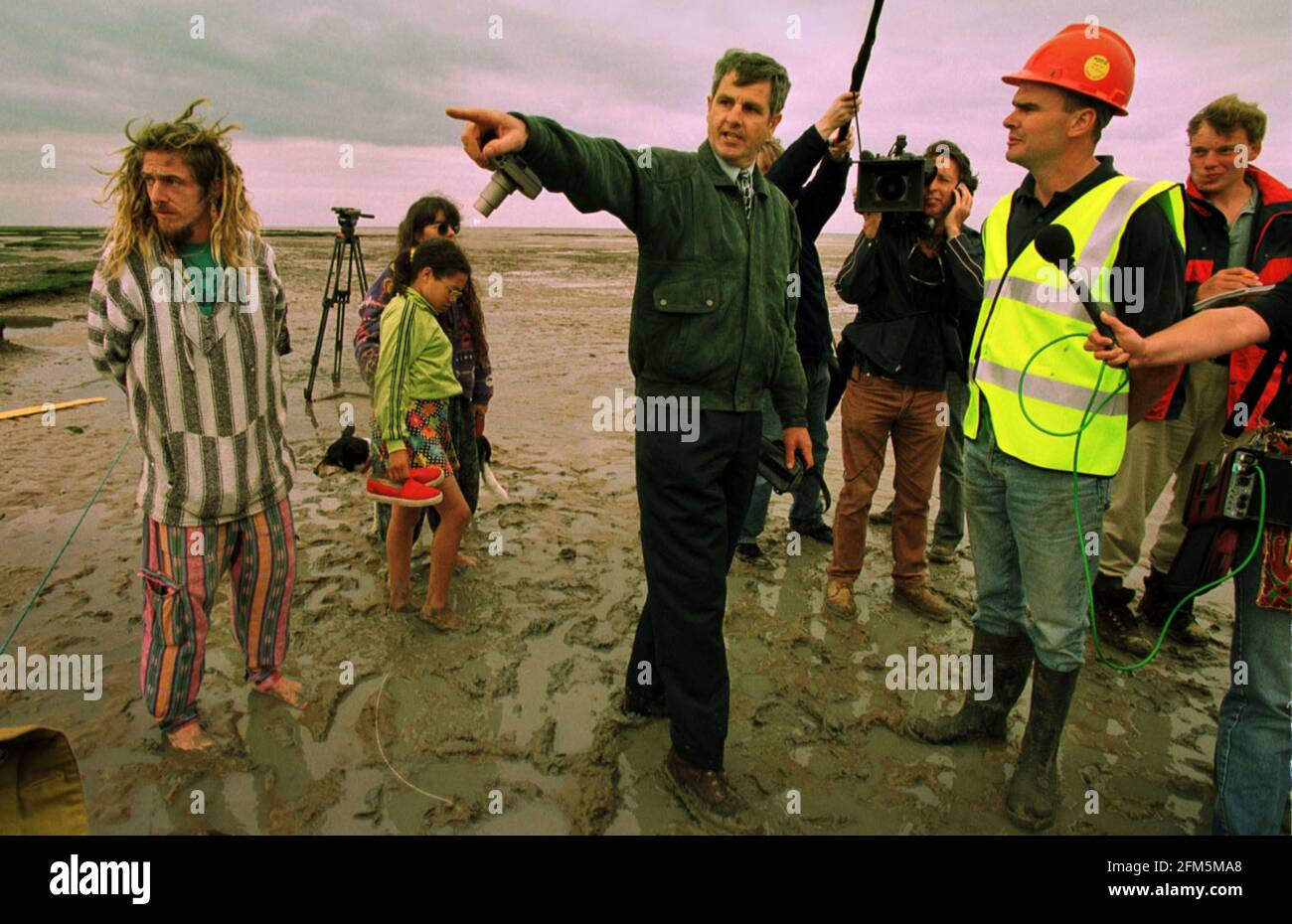 Seahenge Removal July 1999 A local man points out that the operation to ...