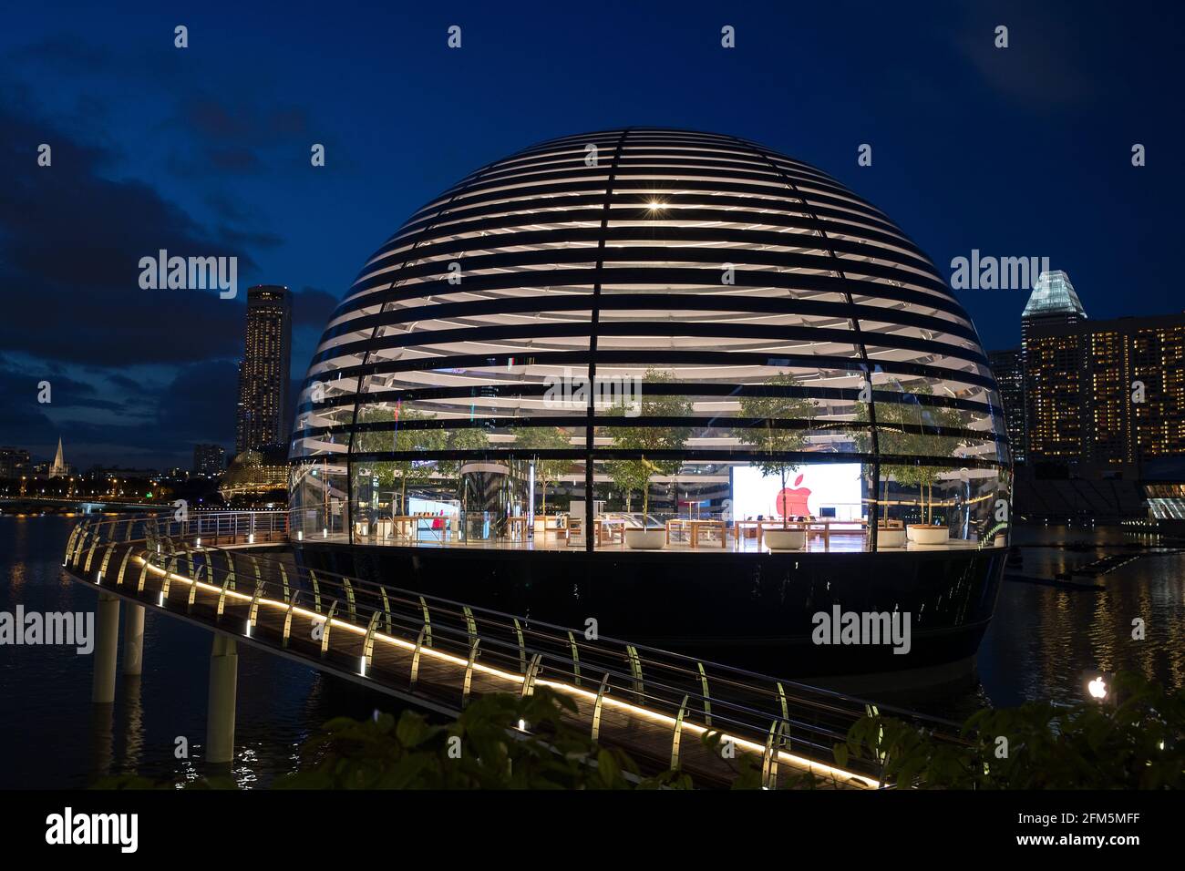 Singapore apple store hi-res stock photography and images - Alamy