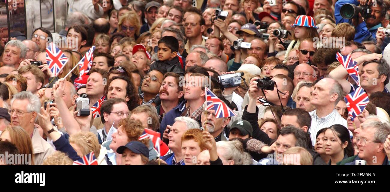 *ROTA* Crowds wave goodbye to the Queen as she leaves St Pauls this ...