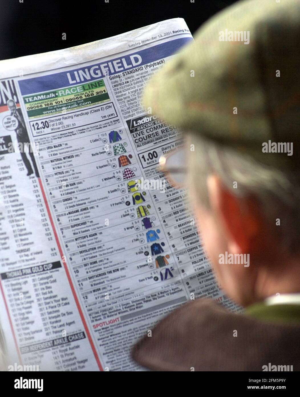 RACING AT LINGFIELD ALL WEATHER 12/11/2001 PICTURE DAVID ASHDOWN Stock ...