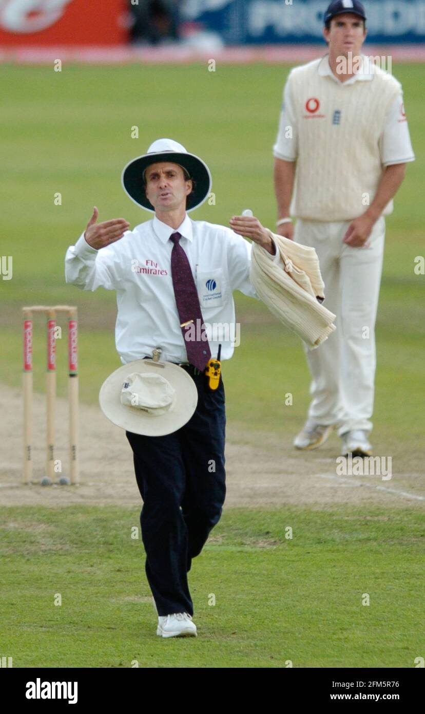 3rd TEST ENGLAND V AUSTRALIA AT OLD TRAFFORD 4TH DAY UMPIRE BILLY ...