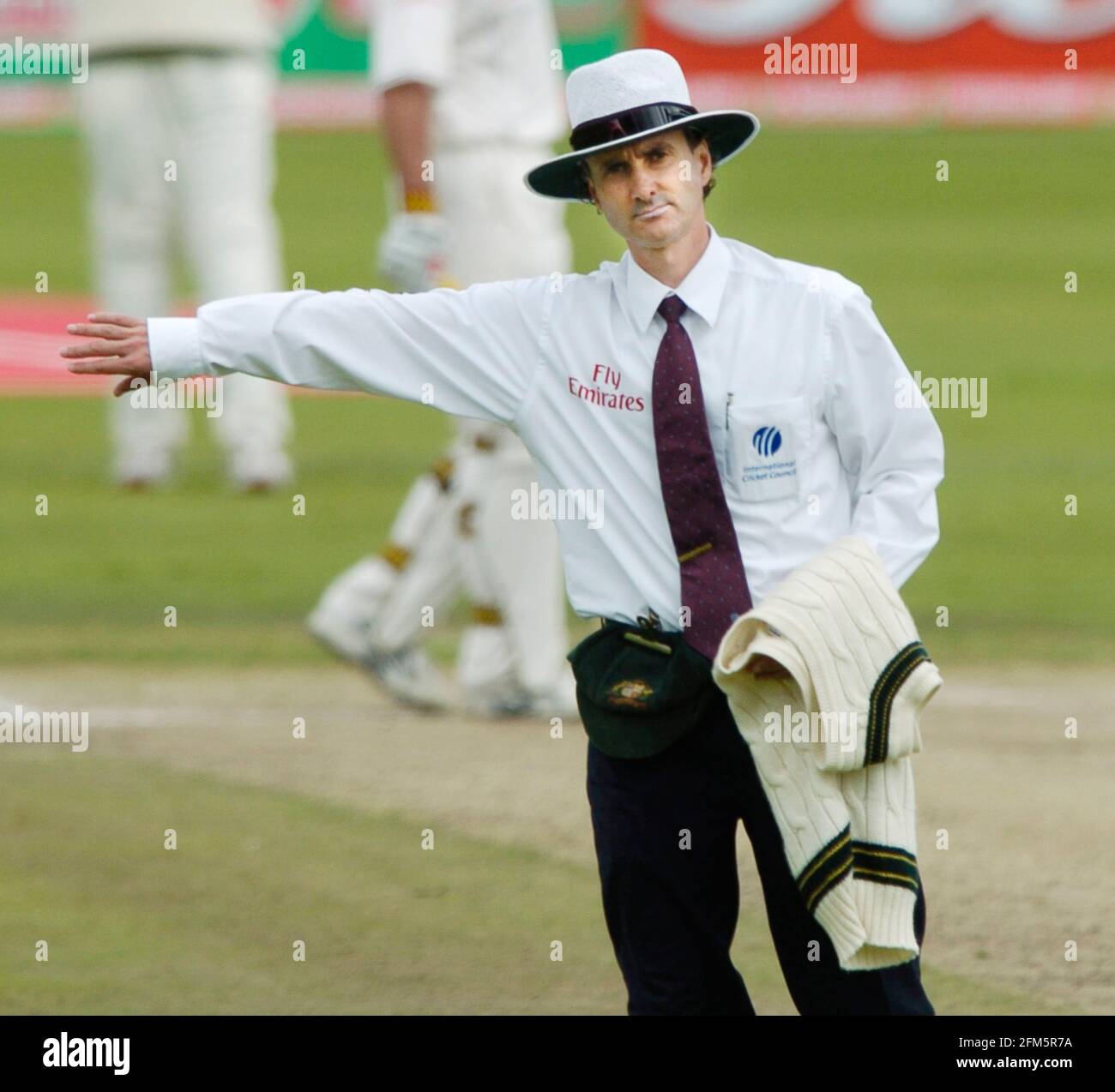 3rd TEST ENGLAND V AUSTRALIA AT OLD TRAFFORD 4TH DAY UMPIRE BILLY ...