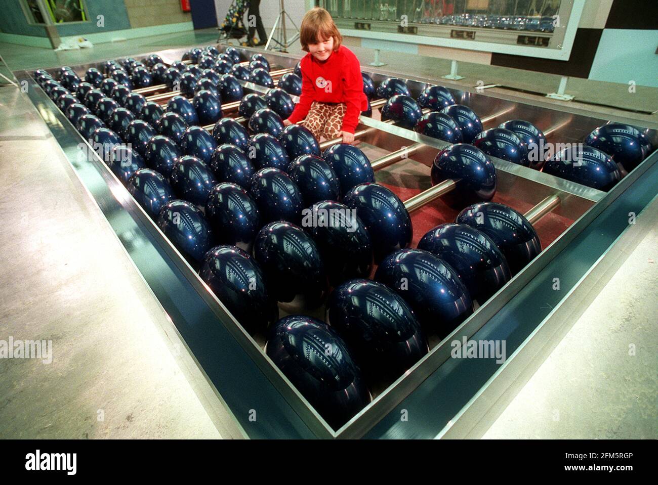 6 YEAR OLD ISABEL BOWDEN JANAURY 2001 GETS TO GRIPS WITH THE WORLD'S ...