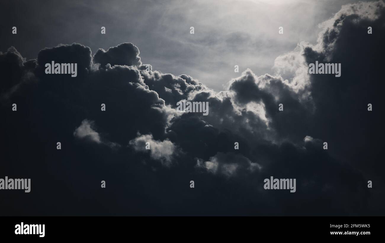 Stormy dark clouds thunderous hi-res stock photography and images - Alamy