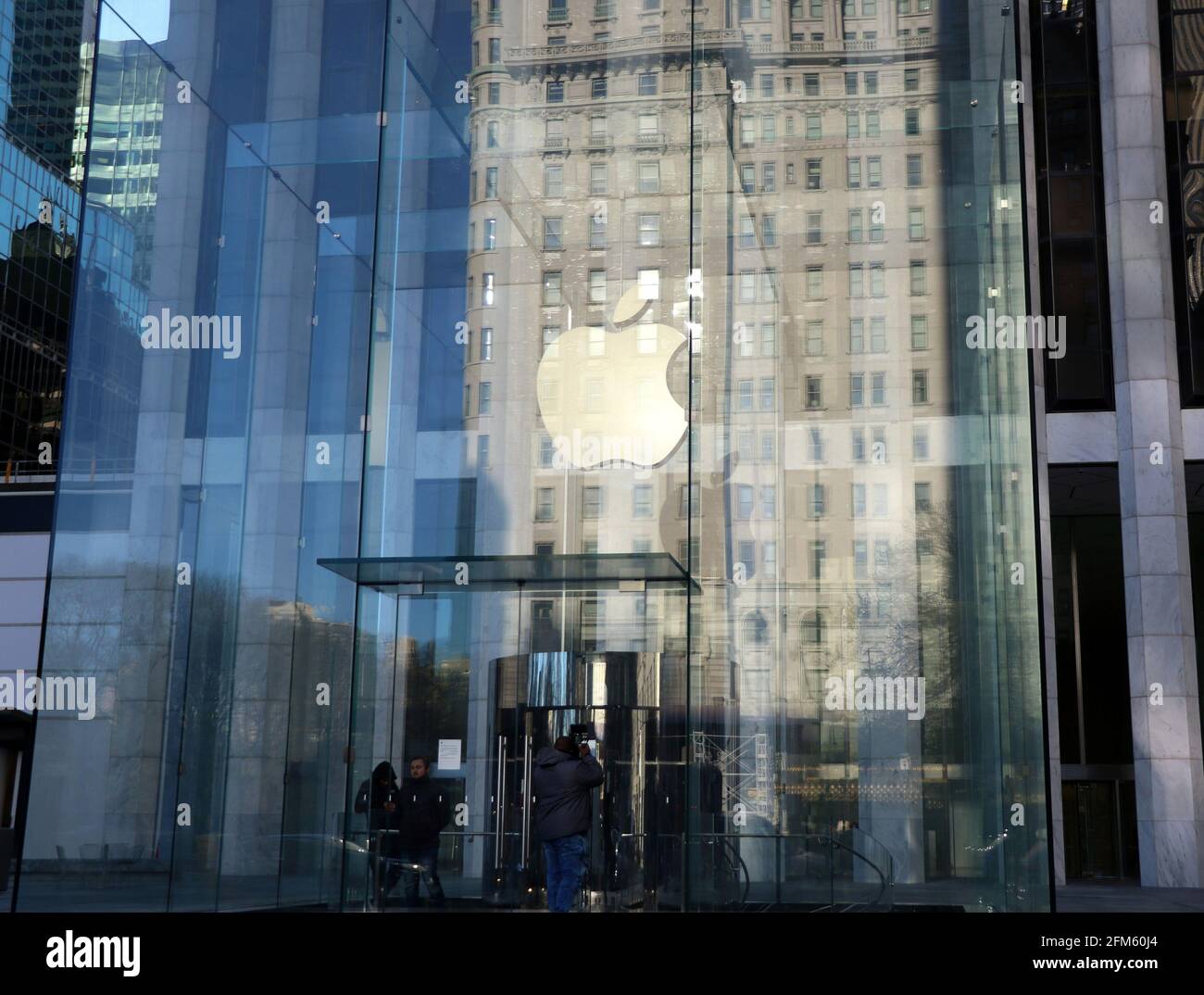 New York - NY - 20200316 Apple Store closed because of Coronavirus ...