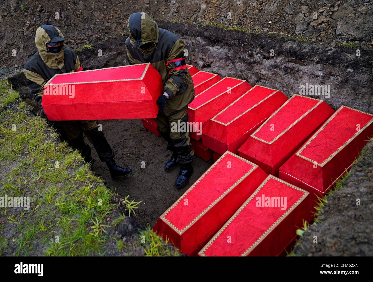 Coffins of soldiers ww2 hi-res stock photography and images - Alamy