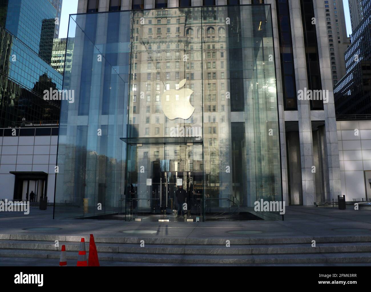 New York - NY - 20200316 Apple Store closed because of Coronavirus ...