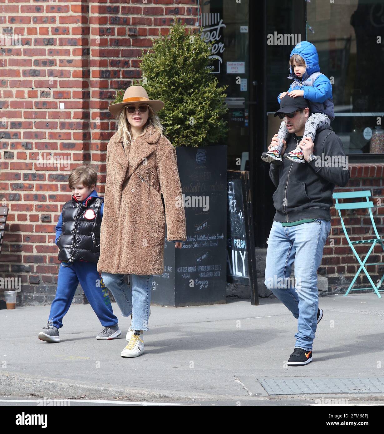 New York - NY - 03/08/2020 - Jason BiggsJenny Mollenand sons Sid Biggs ...