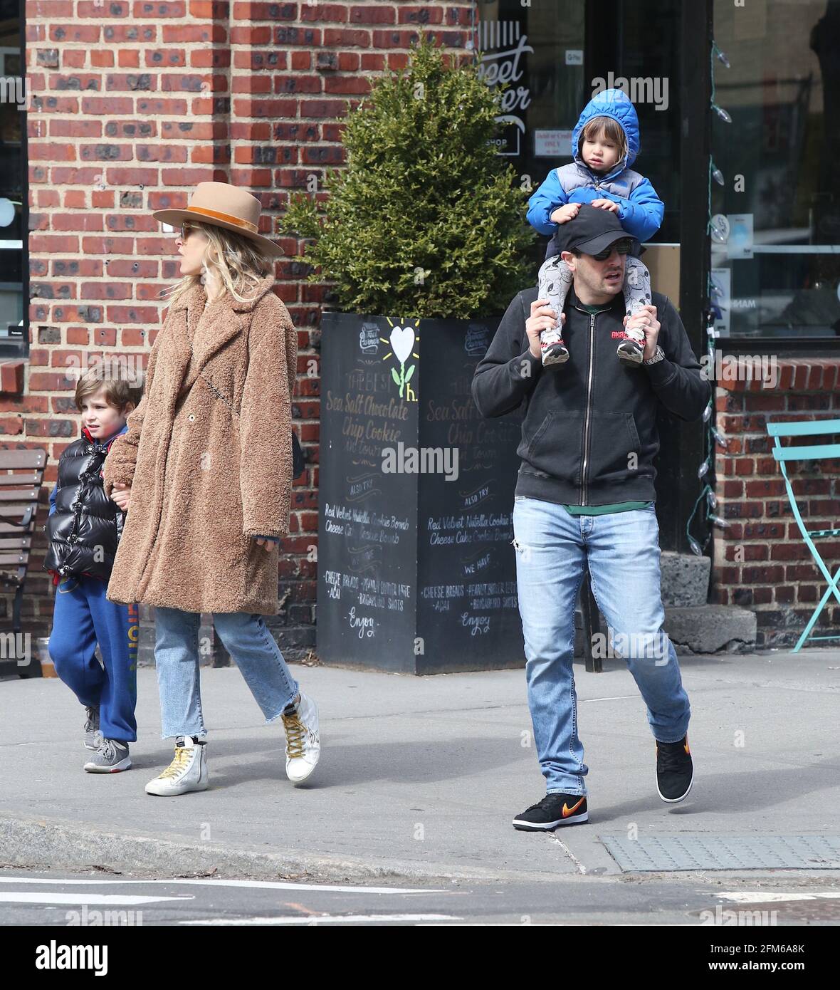 New York - NY - 03/08/2020 - Jason BiggsJenny Mollenand sons Sid Biggs ...