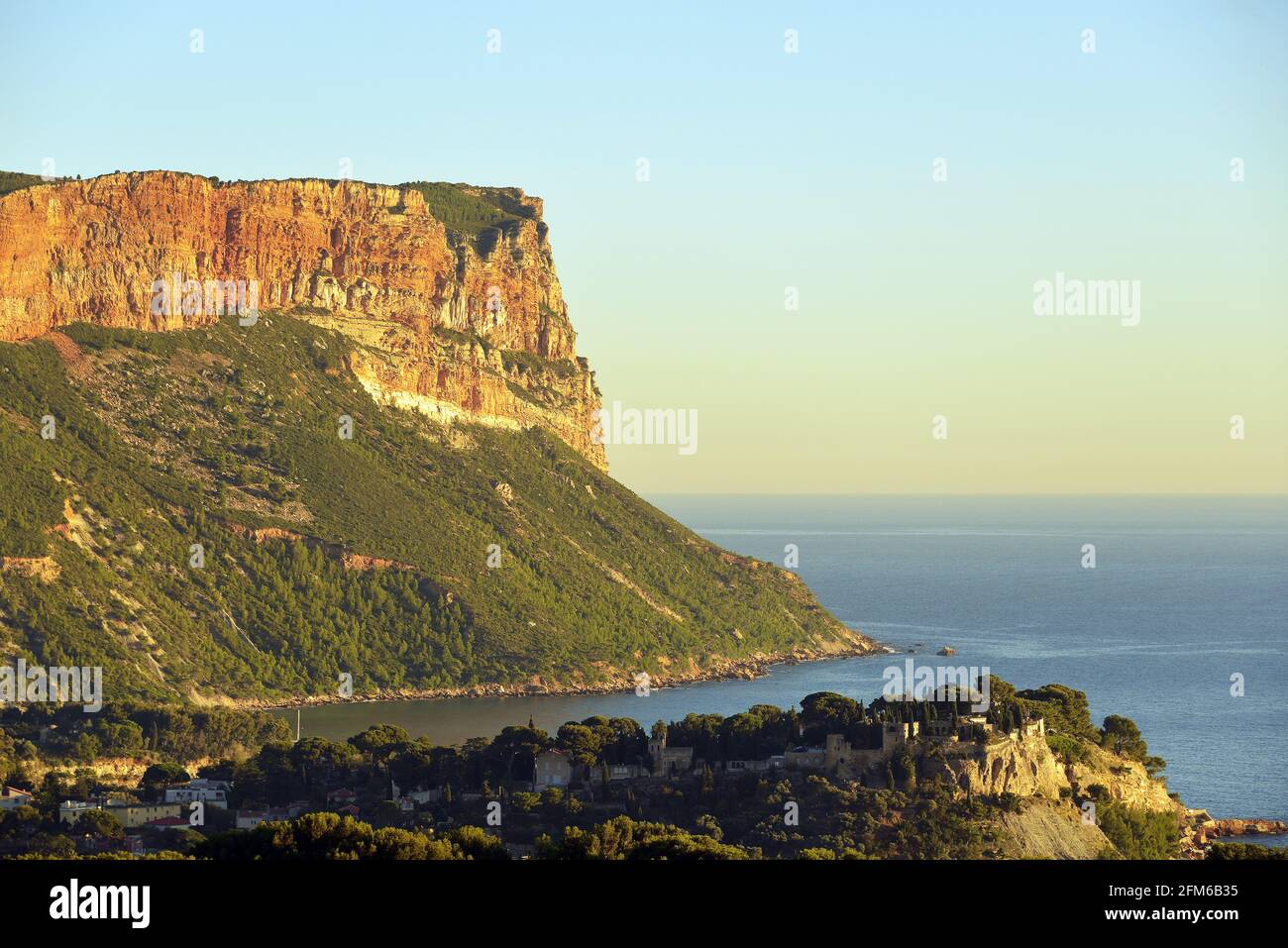The castle of Cassis under the cliffs Stock Photo - Alamy