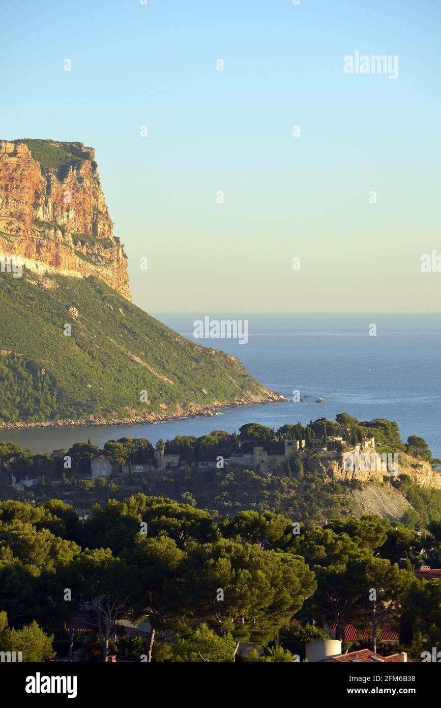 The castle of Cassis under the cliffs Stock Photo - Alamy
