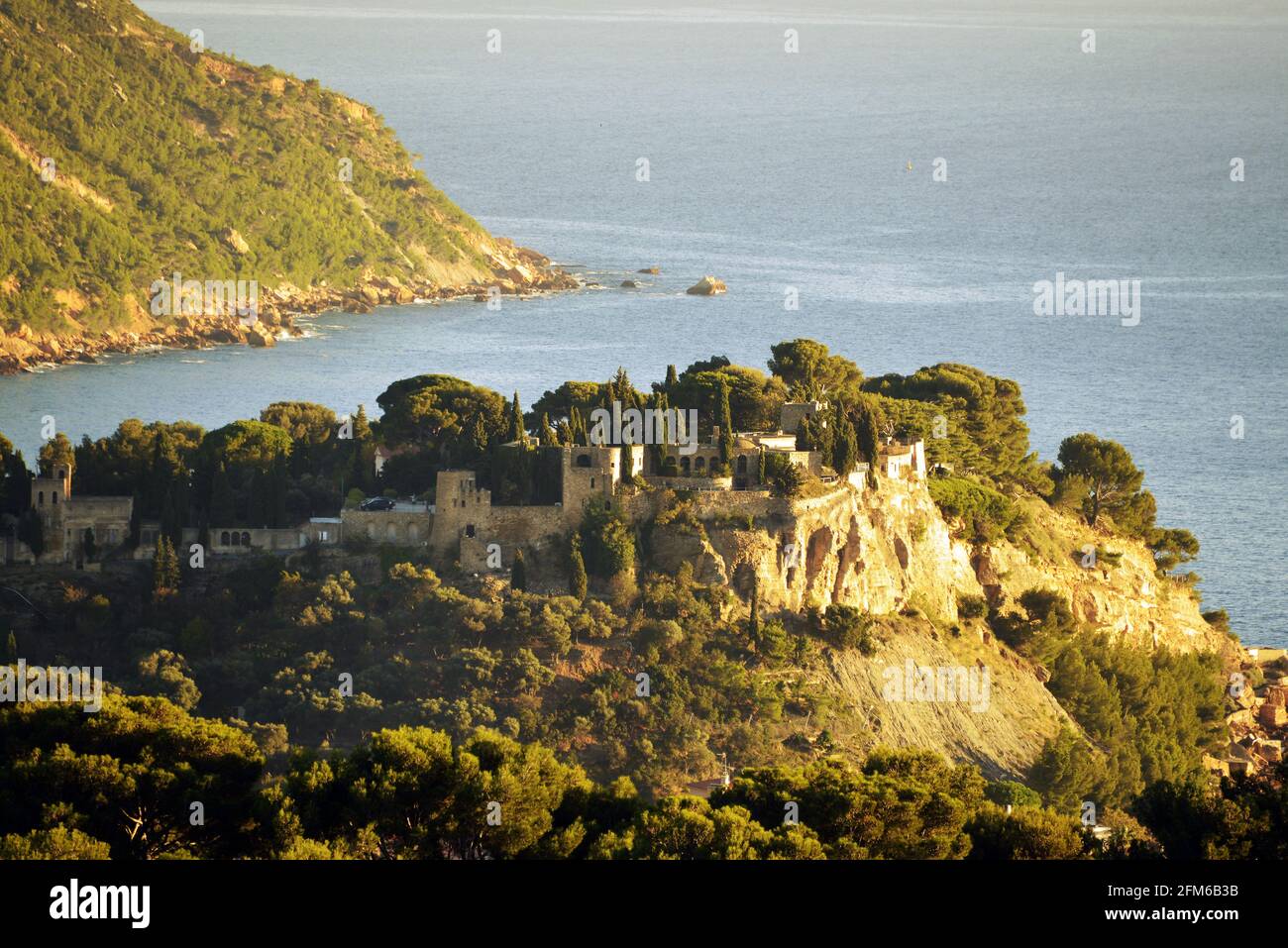 The castle of Cassis under the cliffs Stock Photo - Alamy