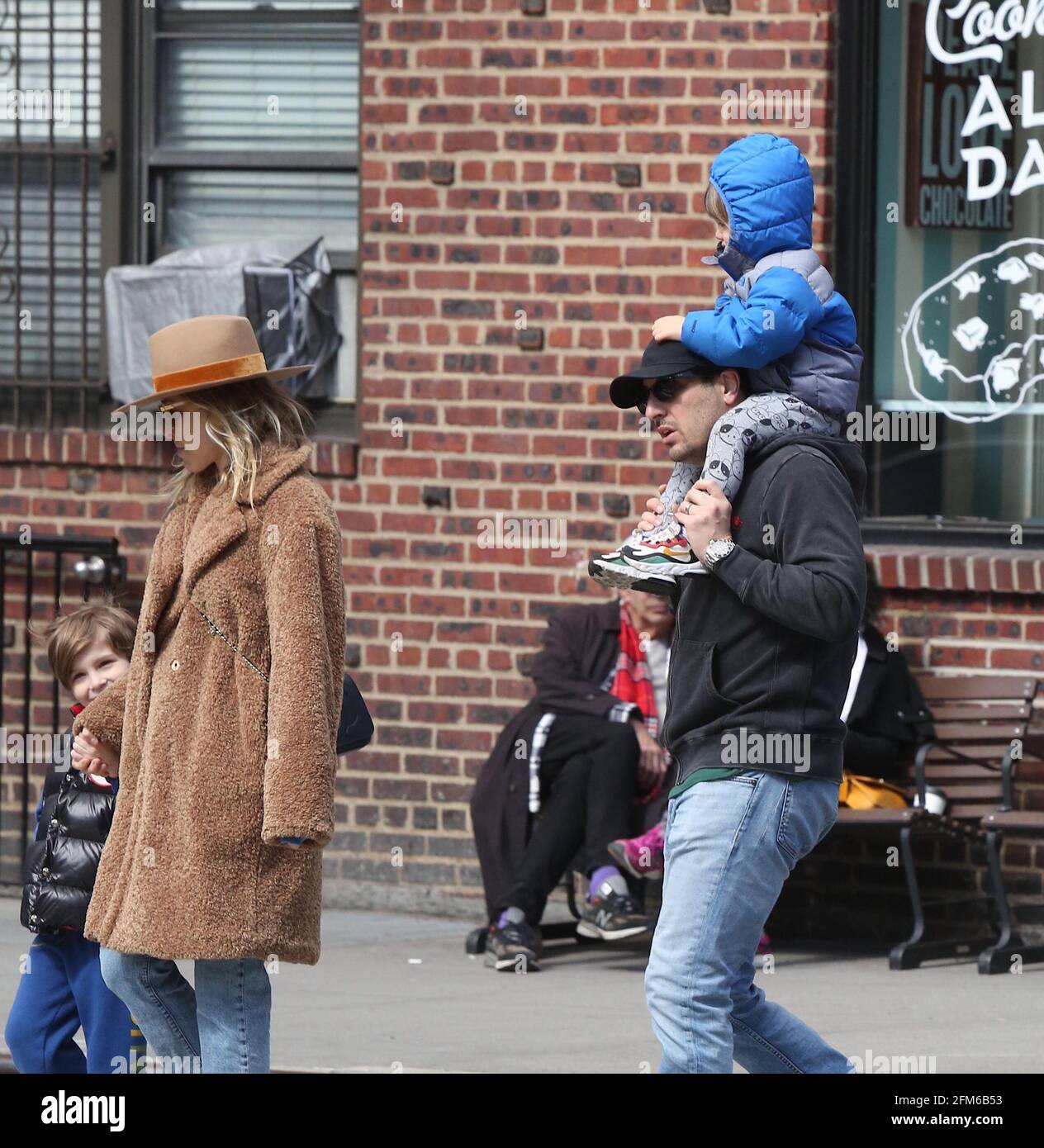 New York - NY - 03/08/2020 - Jason BiggsJenny Mollenand sons Sid Biggs ...