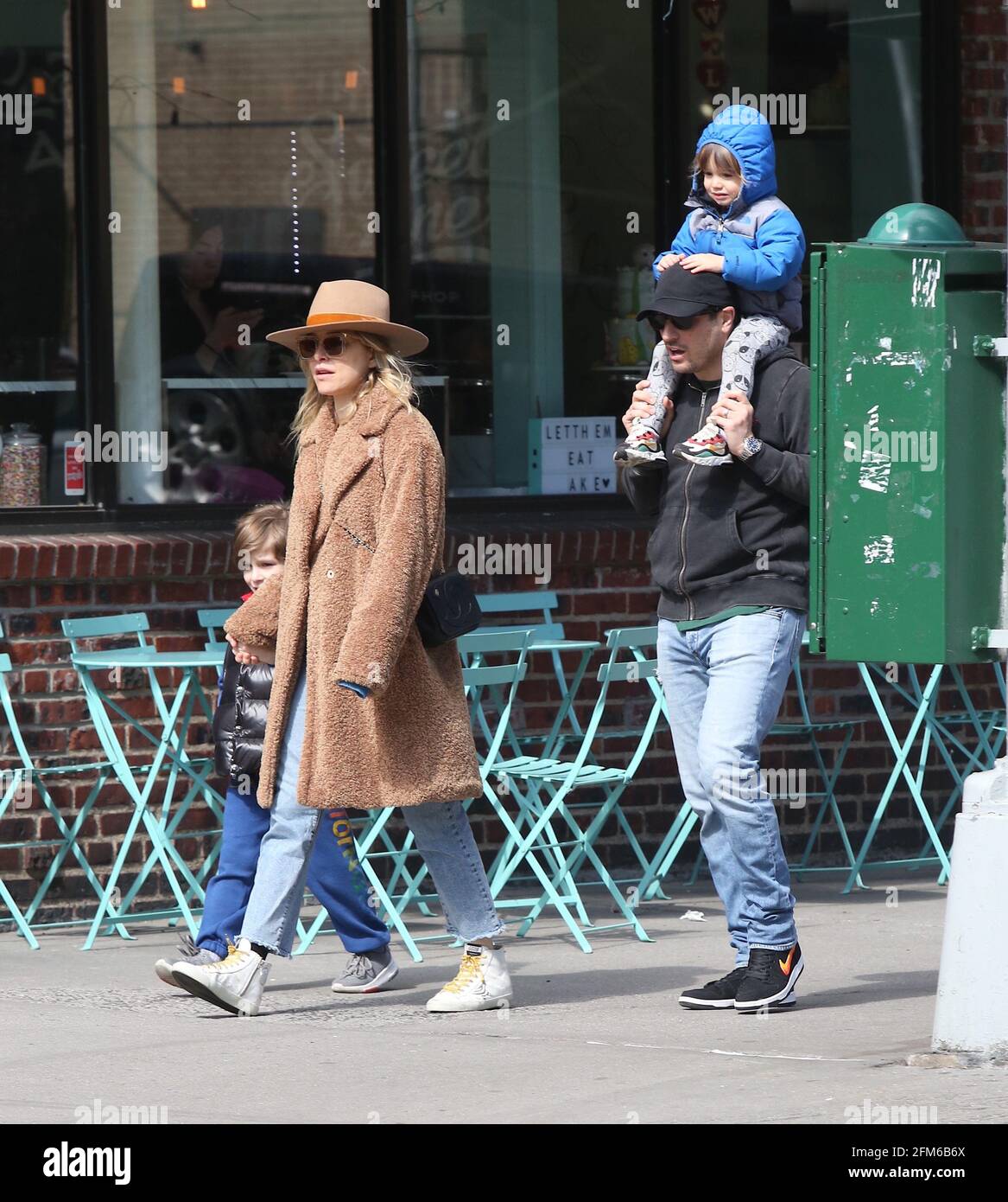 New York - NY - 03/08/2020 - Jason BiggsJenny Mollenand sons Sid Biggs ...