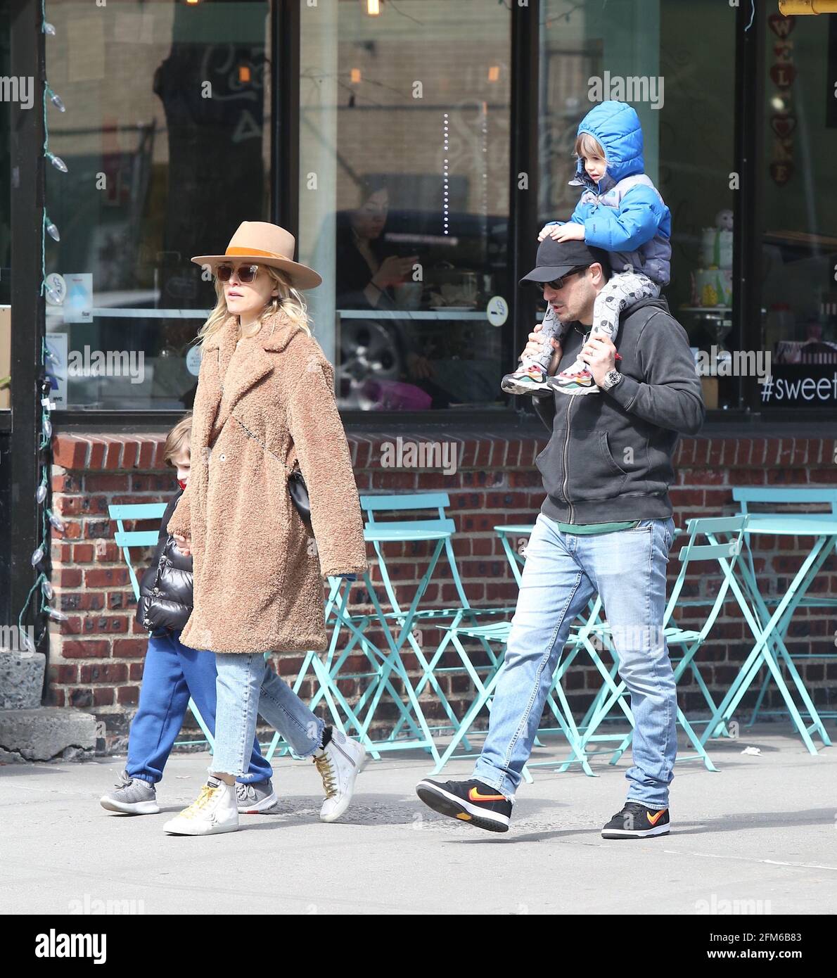 New York - NY - 03/08/2020 - Jason BiggsJenny Mollenand sons Sid Biggs ...