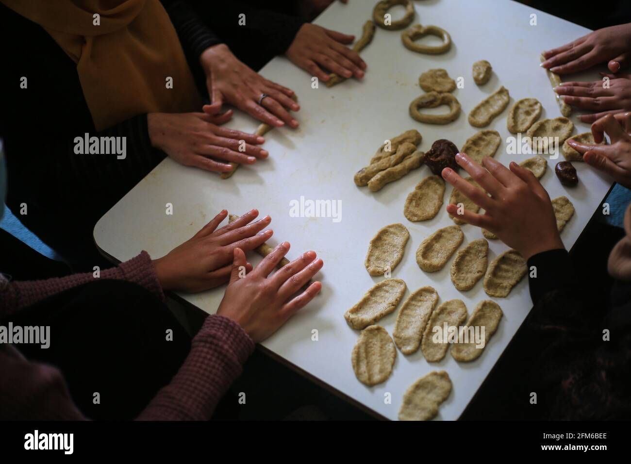 Al-Maghazi, The Gaza Strip, Palestine. 6th May, 2021. Palestinian girls ...
