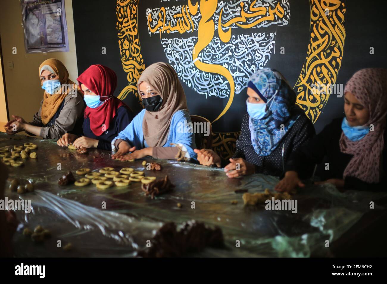 Al-Maghazi, The Gaza Strip, Palestine. 6th May, 2021. Palestinian girls ...