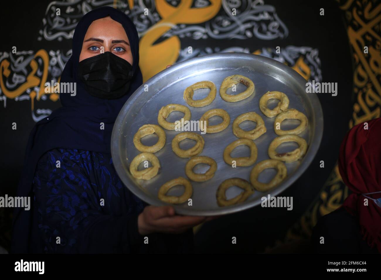 Al-Maghazi, The Gaza Strip, Palestine. 6th May, 2021. Palestinian girls ...