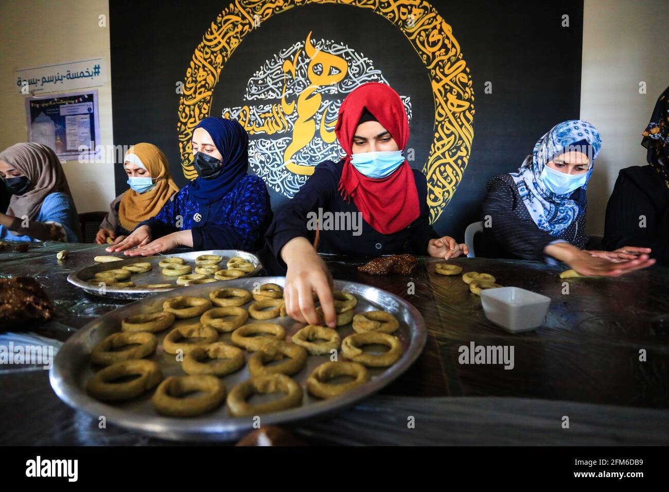 Al-Maghazi, The Gaza Strip, Palestine. 6th May, 2021. Palestinian girls ...
