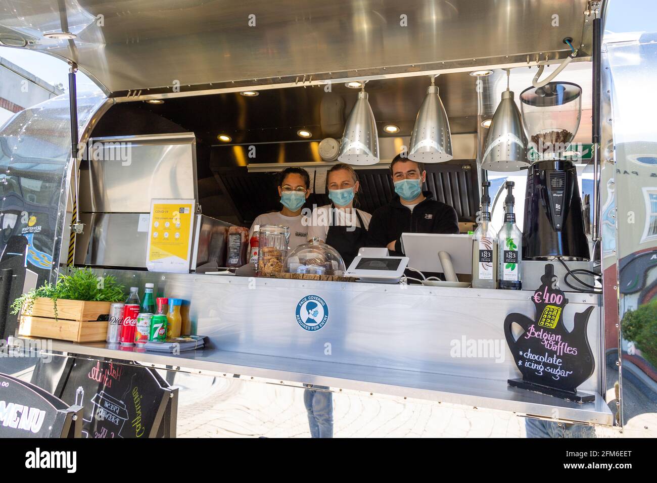 Fast food trailer selling burgers Stock Photo - Alamy