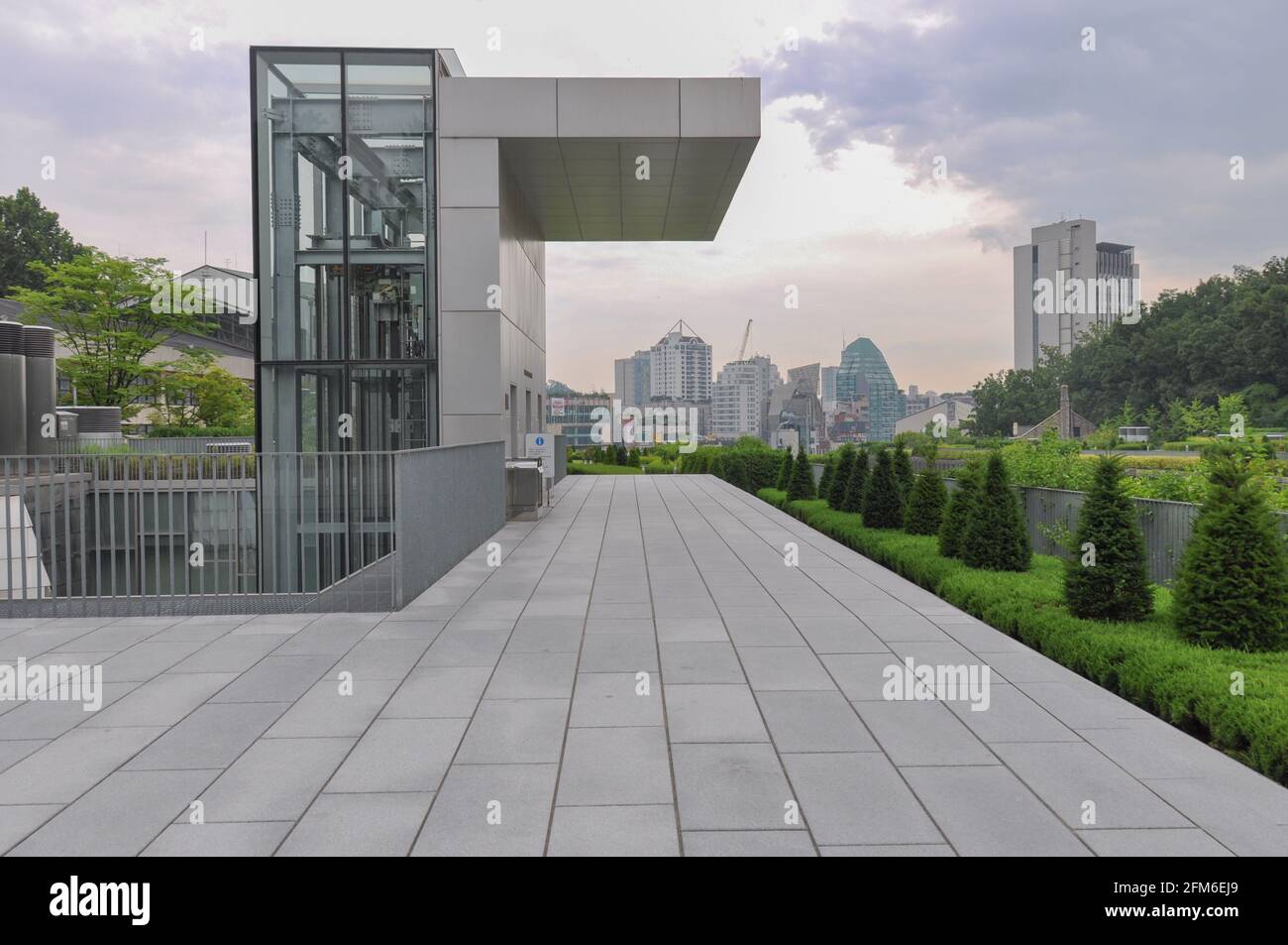 Glass elevator exterior hi-res stock photography and images - Alamy