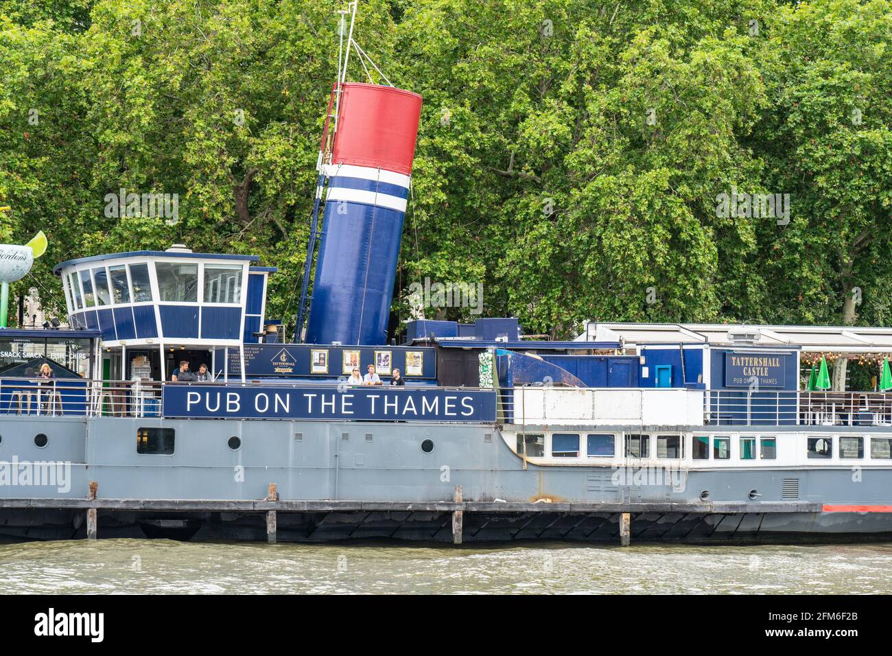 Floating bar and restaurant tattershall castle hi-res stock photography ...