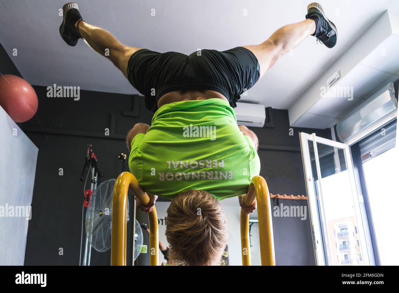 muscular man doing calisthenics pine in the parallels in gym Stock ...