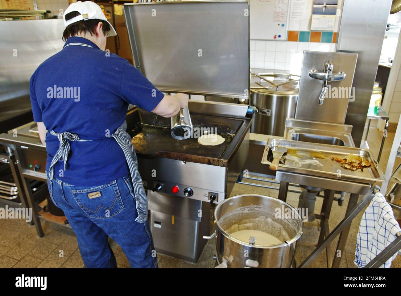 Cooking at a school Stock Photo - Alamy