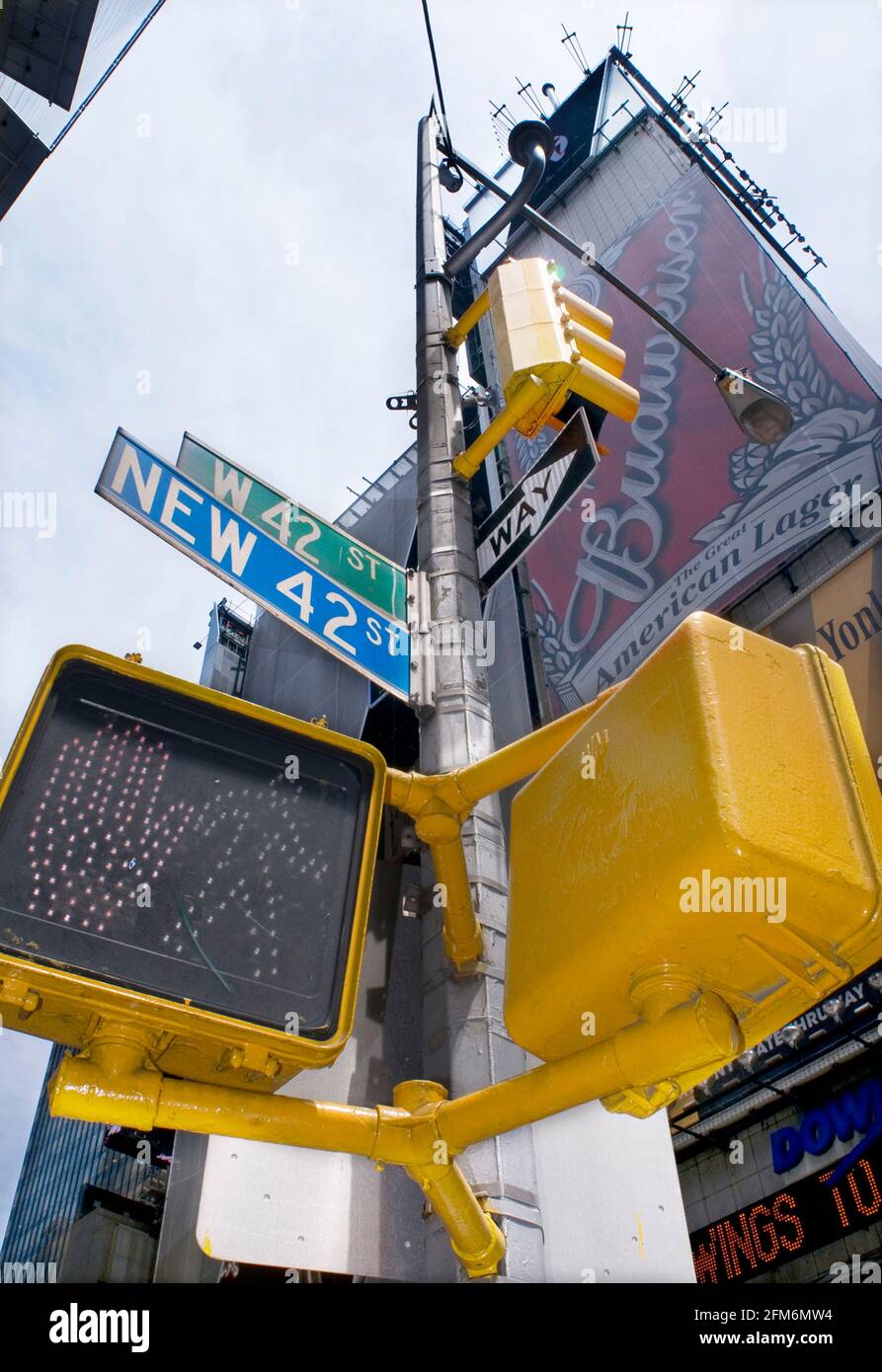 The intersection of New 42nd and W 42nd St in Times Square, New York ...