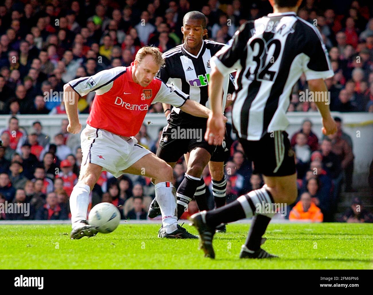 Bergkamp arsenal newcastle 2002 hi-res stock photography and images - Alamy