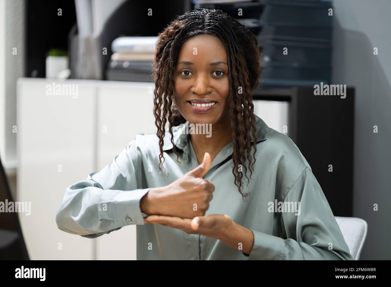 African american hand sign language hi-res stock photography and images ...