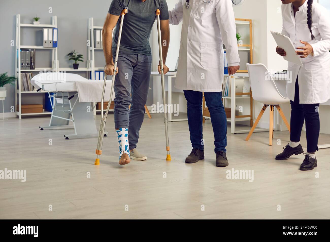 Broken leg hospital hi-res stock photography and images - Alamy